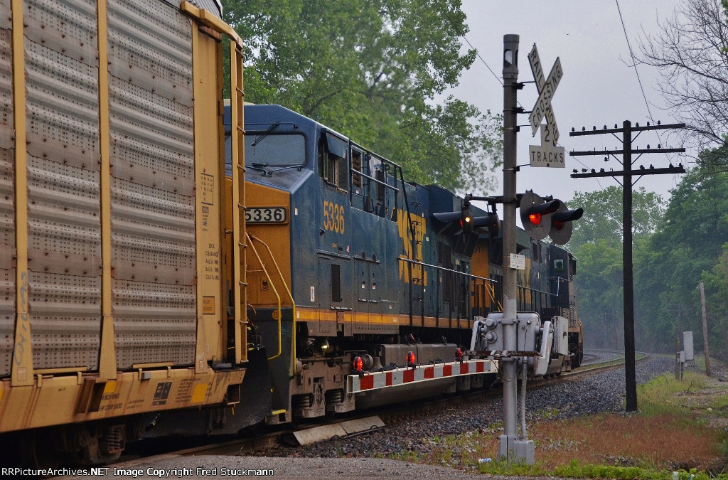 CSX 5336 makes it across Evans Ave.